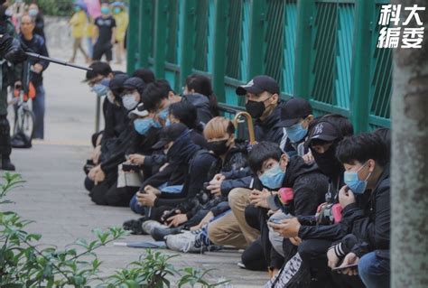 科大振翅新聞 天水圍 反對肺炎指定診所遊行 防暴大肆圍捕 今日天水連線發起「反對天業路社區健康中心應付輕微肺炎個案遊行」，於三時起步，約