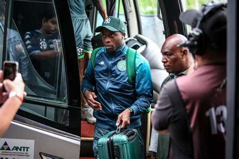 De saída do Guarani zagueiro desabafa sobre rebaixamento Difícil até olhar para a família