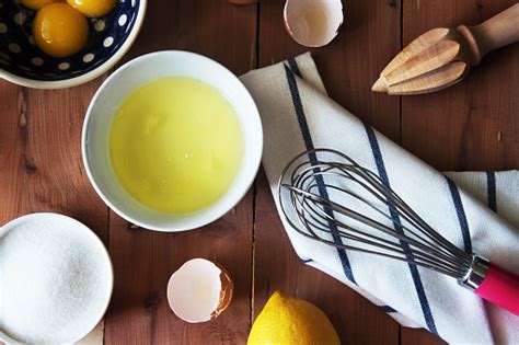 작은 그릇에 달걀의 노 른 자 분리 하 고 달걀 흰 자 위 및 노른자위의 내 쫓기 위한 준비 0명에 대한 스톡 사진 및 기타 이미지 Istock