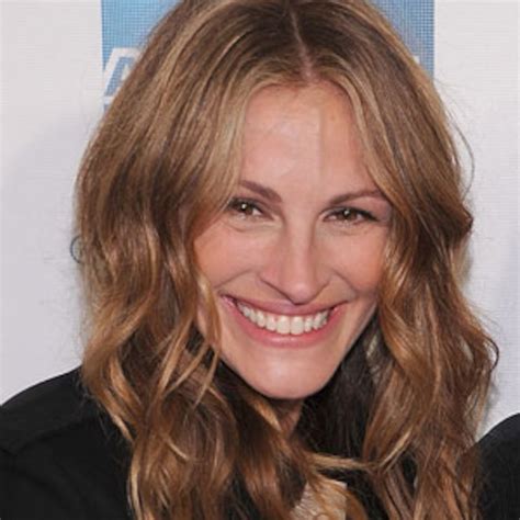 Whats Julia Roberts Giving Brad Pitt And Angelina Jolie As A Wedding T