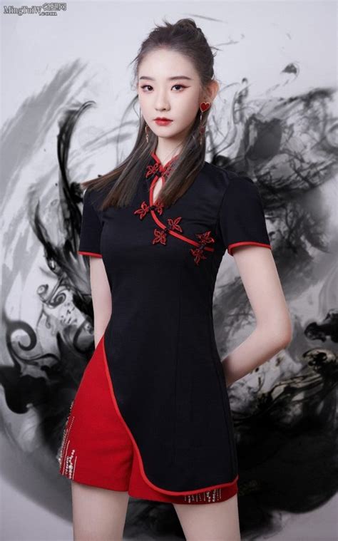 硬糖少女303郑乃馨、王艺瑾、陈卓璇、张艺凡、刘些宁、赵粤、希林娜依·高穿旗袍拍水墨风写真（47） 图片 名腿网