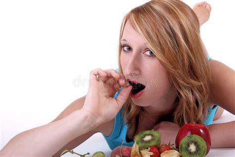Jeune Femme Mangeant Des Fruits Photo Stock Image Du Manger Bouche