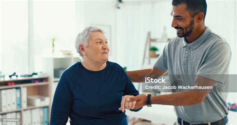 도움 물리 치료 및 이동성 의료 서비스 및 컨설팅을 위한 성숙한 환자와 함께 건강 관리 척추 지압사 및 재활 회복 및 물리 치료를 위한 고위 여성이 있는 사람 2명에 대한