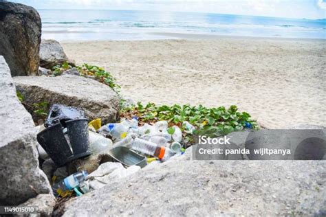 바다에서 쓰레기 가방 플라스틱 병 및 섬에 다른 쓰레기 해변 모래 더러운 바다와바다에서 플라스틱 쓰레기 오염의 환경 문제 0명에 대한 스톡 사진 및 기타 이미지 Istock