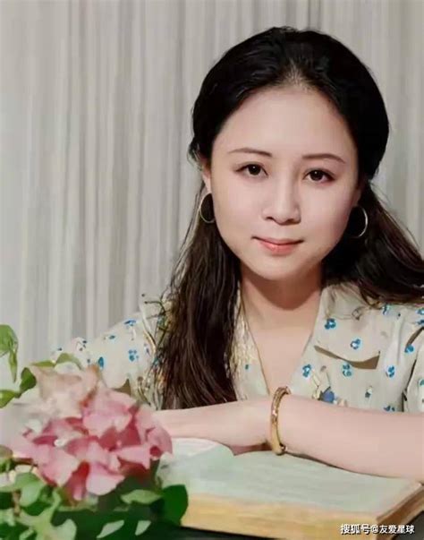 琼瑶年轻时的照片曝光，柔情似水有几分忧郁，孙女遗传了她的美貌经历爱情创作