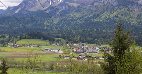 경치 경치가 좋은 고산 마을 고산 풍경 고요한 골짜기 구름 그림 같은 나무 줄 녹색 언덕들 농업 농촌의 높은 경치 눈 덮인 봉우리 마을 마을 생활