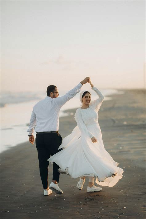 일몰 속 로맨틱한 해변 웨딩 댄스 · 무료 스톡 사진