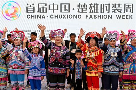 中国楚雄彝绣“织”船出海 千年技艺“活”出精彩