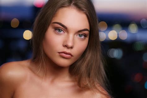 Schöne Brünette Mit Langen Haaren Kostenlose Foto