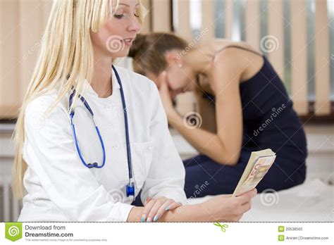Verderben Sie Doktor Und Kranken Patienten Stockfoto Bild Von Schmerz