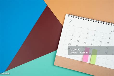 다채로운 테이블 배경에 달력의 클로즈업 비즈니스 미팅 또는 여행 계획 개념 에 대한 계획 0명에 대한 스톡 사진 및 기타 이미지