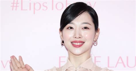 설리 심쿵 손인사