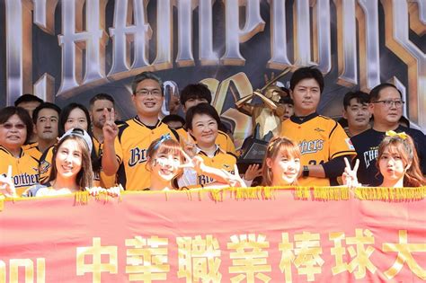 職業運動風靡台中 籃球、棒球引萬名球迷朝聖