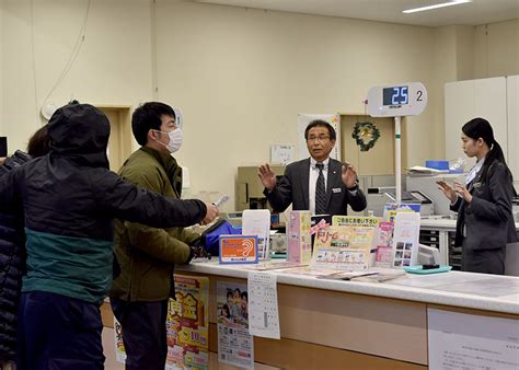 冷静、的確に強盗対応 東磐井地区金融機関防犯協訓練【一関】｜iwanichi Online 岩手日日新聞社