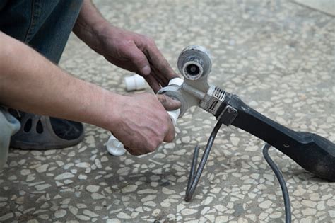 가열 폴리 프로필렌 파이프의 설치 배관공은 난방 파이프를 수리합니다 용접에 대한 스톡 사진 및 기타 이미지 용접 플라스틱 가정 난방 Istock