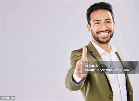 엄지손가락을 치켜세우고 성공 리더십 목표를 위해 하얀 배경에 미소를 짓고 있는 남자의 초상화 기업가 모형 공간 행복한 남성이