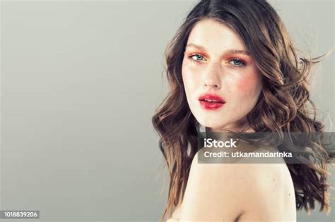 화려한 메이크업 여자 얼굴 아름 다운 갈색 머리 여름 메이크업 뷰티 패션 여자 모델 핑크 입술 가루로 빻은에 대한 스톡 사진 및