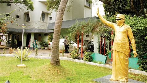 எம் ஜி ஆர் தோட்டத்தில் எலும்புக்கூடுகள் வந்தது எப்படி திக் திக் பின்னணி இதுதான்