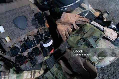 육군 갑옷 헬멧 및 탄약 갈색 나무에 Matrons 및 응급 처치 지혈대 구성이있는 Kalashnikov 돌격 소총 육군 갑옷