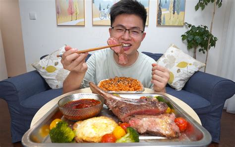 一块战斧牛排先煎后烤，加上两包火鸡面，这顿夜宵有点硬 小弟萝卜呀 小弟萝卜呀 哔哩哔哩视频