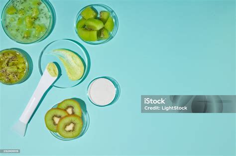 노란색 각질 제거 크림 얼룩과 그 위에 작은 크림이 있는 플라스틱 막대기로 장식된 빈 유리 받침대 흰색 스크럽 접시 잘게 썬 키위 유리 접시 0명에 대한 스톡 사진 및 기타