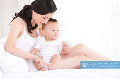 温馨母子 蓝牛仔影像 中国原创广告影像素材