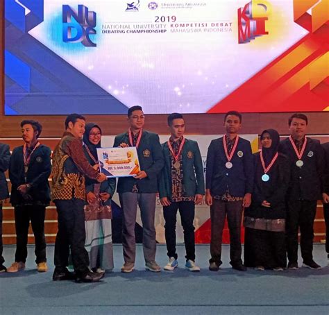 Mahasiswa Unissula Juara Debat Nasional Krjogja
