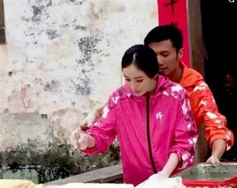 楊冪雙腿把謝霆鋒夾得很緊，網友：第一次看謝霆鋒這麼享受！ 每日頭條
