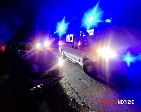 Incidente In Viale Buozzi Ad Arezzo Auto Contro Palo Della Luce