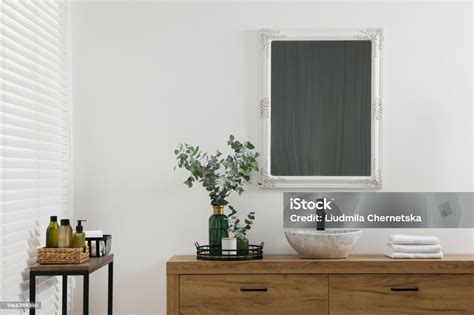 세련된 거울 유칼립투스 가지 선박 싱크대 및 나무 화장대가있는 현대적인 욕실 인테리어 화장실 건축물에 대한 스톡 사진 및 기타 이미지 화장실 건축물 목재 재료 0명