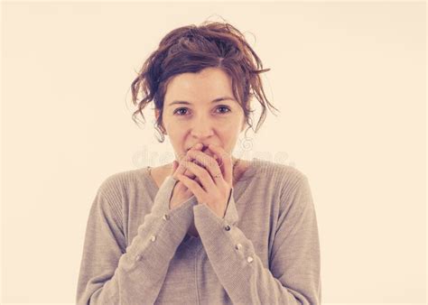 Retrato De La Mujer Asustada E Intimidada Aislado En Blanco Expresiones