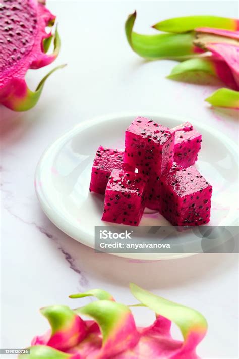 분홍색 용 과일 피타야 또는 피타하야는 테이블에 흰색 접시에 큐브로 잘라 트렌디한 슈퍼푸드 0명에 대한 스톡 사진 및 기타