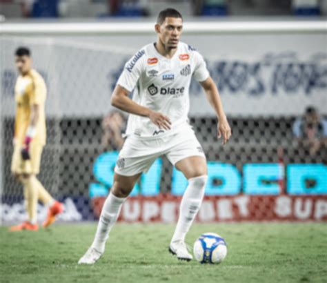 Santos Fica Perto De Emprestar O Zagueiro Alex Nascimento Para A Portuguesa