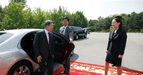 포토 김여정 北 노동당 중앙위 제1부부장 영접받는 문재인 대통령