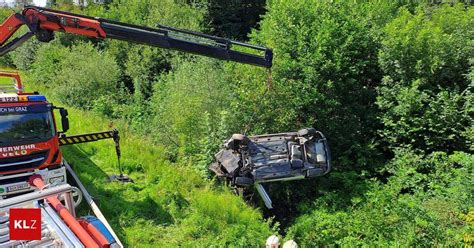 Kainbach bei Graz Unfall auf der Riesstraße Pkw landete im Straßengraben