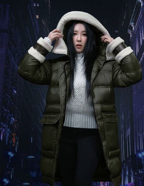 패션엔 선미 입는 순간 겨울 인싸 시선 사로잡는 핑크 롱패딩룩
