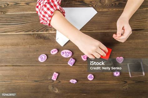 여자는 발렌타인의 날에 대 한 연애 편지를 씁니다 여자는 엄마와 아빠의 편지를 씁니다 우표 그리고 텍스처 나무 테이블에 편지 Diy 사랑 메시지 2월에 대한 스톡 사진 및