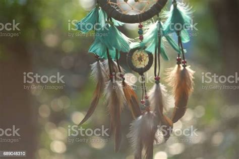 소프트 포커스 꿈 캐처 푸른 산호와 자연 Bokeh 배경 선택적 초점 흐리게 하 고 Boho 세련 된 민족 부적 거미에 대한