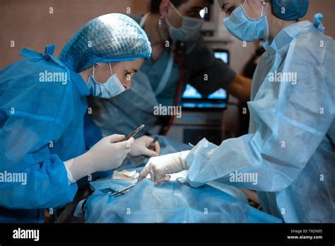 Eine weibliche Chirurg mit einem Assistenten, Chirurgie ohne Schnitte ...