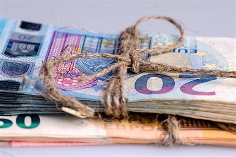 삼각 줄 클로즈업 부와 번영 개념으로 묶여 유로 지폐의 스택 20에 대한 스톡 사진 및 기타 이미지 20 50 개념