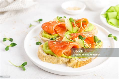 소금에 절인 연어 과카몰리 아보카도 마이크로그린이 있는 샌드위치를 엽니다 해산물 건강한 음식 아보카도에 대한 스톡 사진 및 기타 이미지 Istock