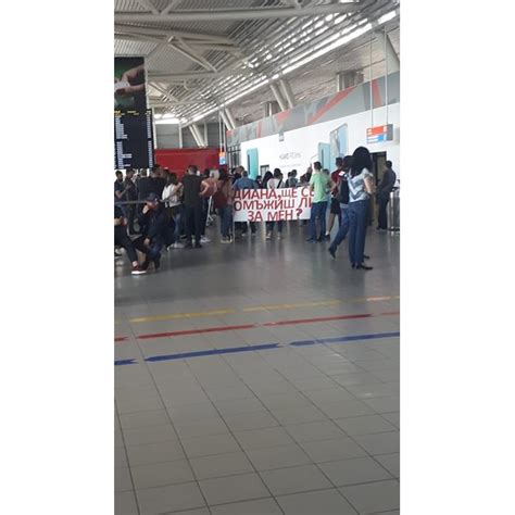 Предложение за брак на летище София