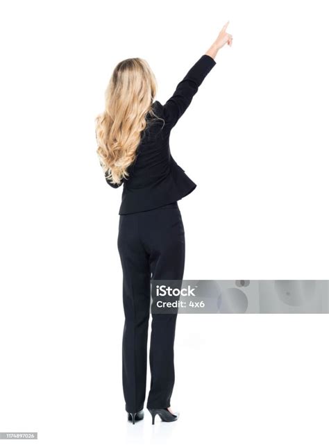 리어 뷰1인전체 길이 2029세 성인 아름다운 백인 여성젊은 여성 아나운서사업가사업가 앞서 흰색 배경에 서 있는 사람 양복을 입고 가리키는 사람 만지고 20 24세에 대한