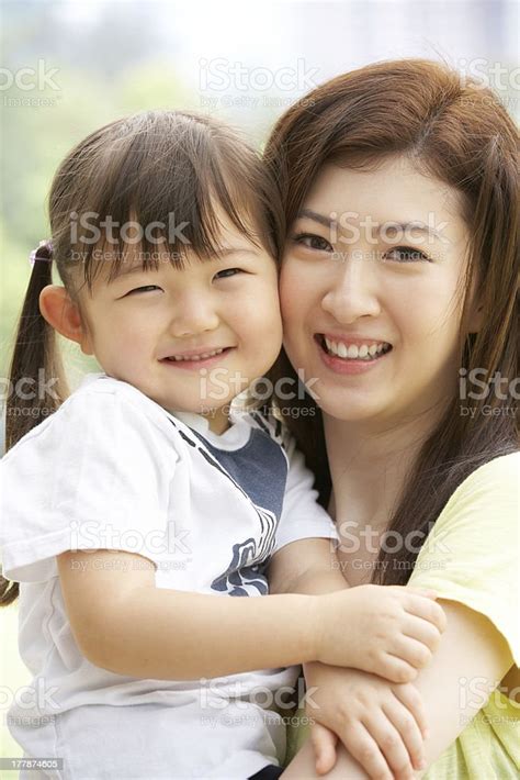 세로는 중국 구슬눈꼬리 딸이다 파크 2 3 살에 대한 스톡 사진 및 기타 이미지 2 3 살 20 29세 2명 Istock