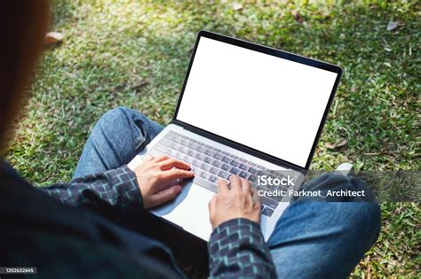 사용 하 고 빈 흰색 화면으로 노트북에 입력 하는 여자 야외에 앉아 개념에 대한 스톡 사진 및 기타 이미지 개념 공란