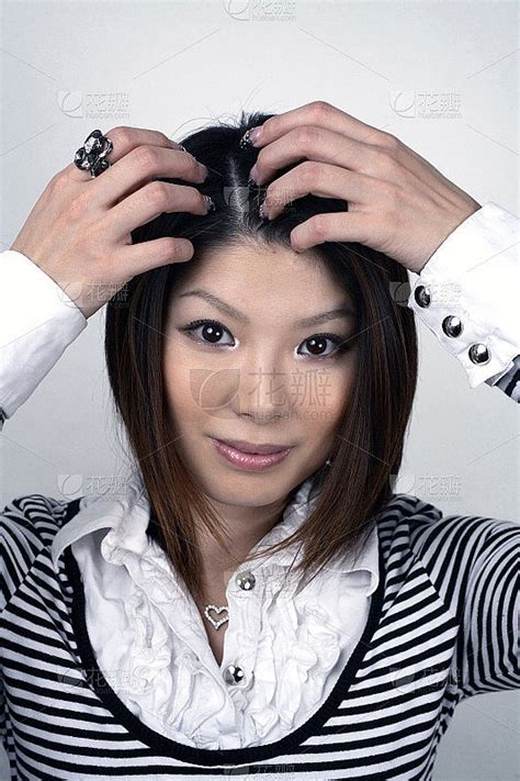 演播室里的亚洲女性