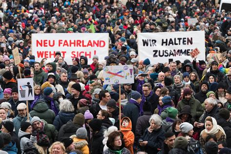 Kanzler Scholz und Bundesaußenministerin Baerbock bei großer Demo in