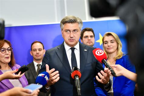 PLENKOVIĆ JUGOSLAVENSKA ZASTAVA NA POVORCI PONOSA JE NELOGIČNA I BIZARNA