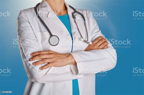 그녀의 목 의학 및 건강 관리 개념 주위에 청진기와 흰색 유니폼을 입은 전문 의사 얕은 피사계 심도 개념에 대한 스톡 사진 및
