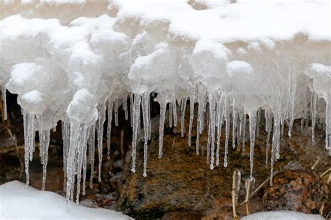 바다의 다양한 모양과 모양의 얼어붙은 얼음 고드름과 함께 찍은 사진 0명에 대한 스톡 사진 및 기타 이미지 0명 겨울